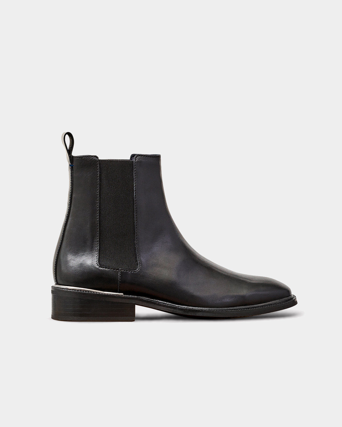 A Wardrobe Essential – The New Classic in Black – ESSEN