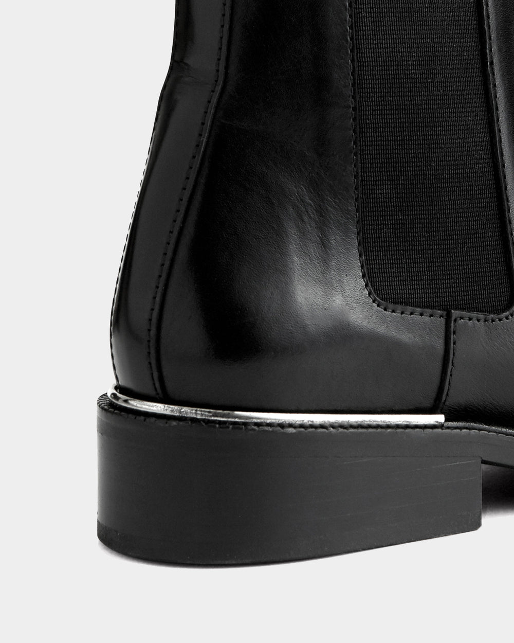 A Wardrobe Essential – The New Classic in Black – ESSEN